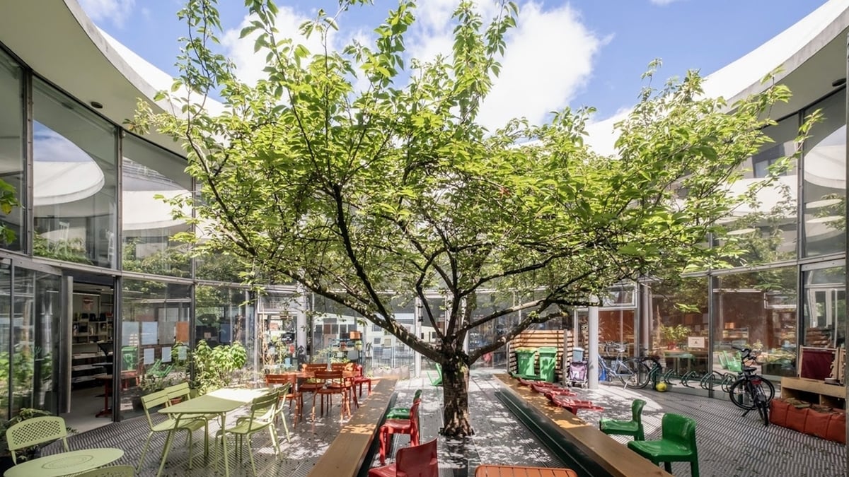 Cette bibliothèque parisienne abrite une cour cachée | Le Bonbon