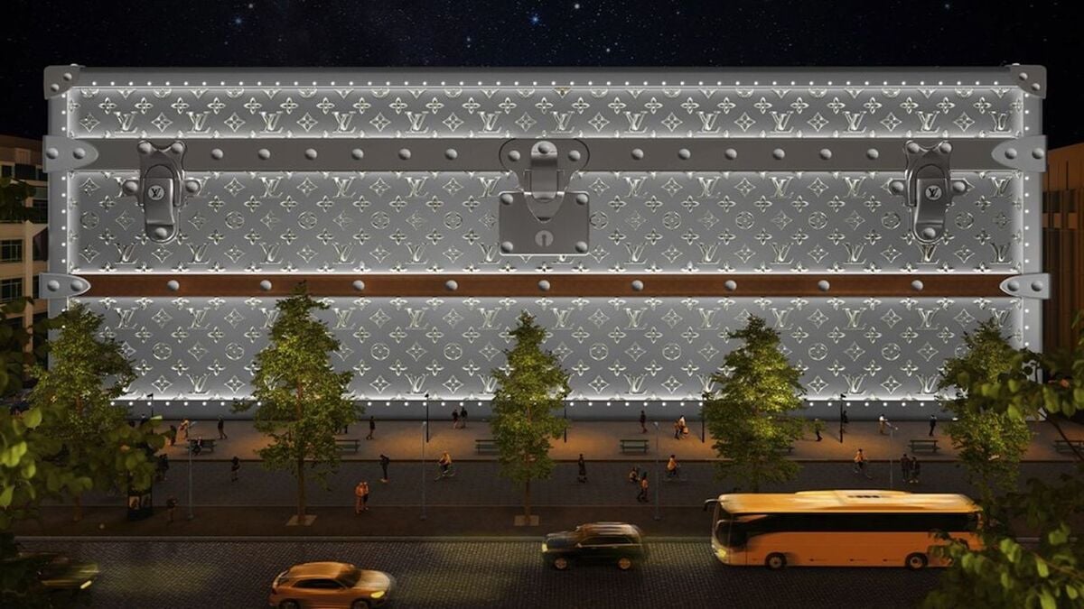 The enormous Louis Vuitton trunk from the Champs-Élysées at the heart ...