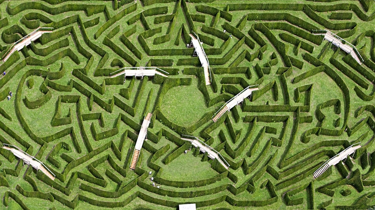 The biggest maze in France is just an hour away from Paris! | Le Bonbon