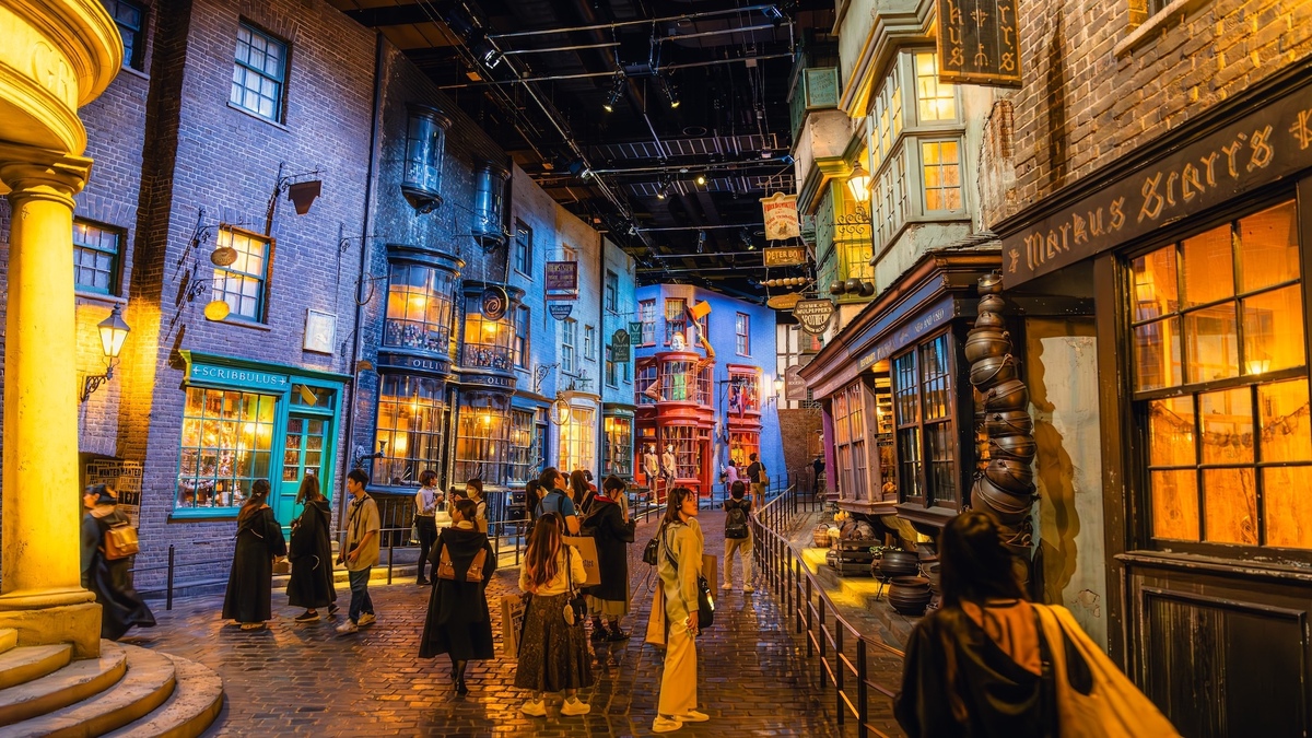 Un immense bal des Apprentis Sorciers va avoir lieu dans un château ...