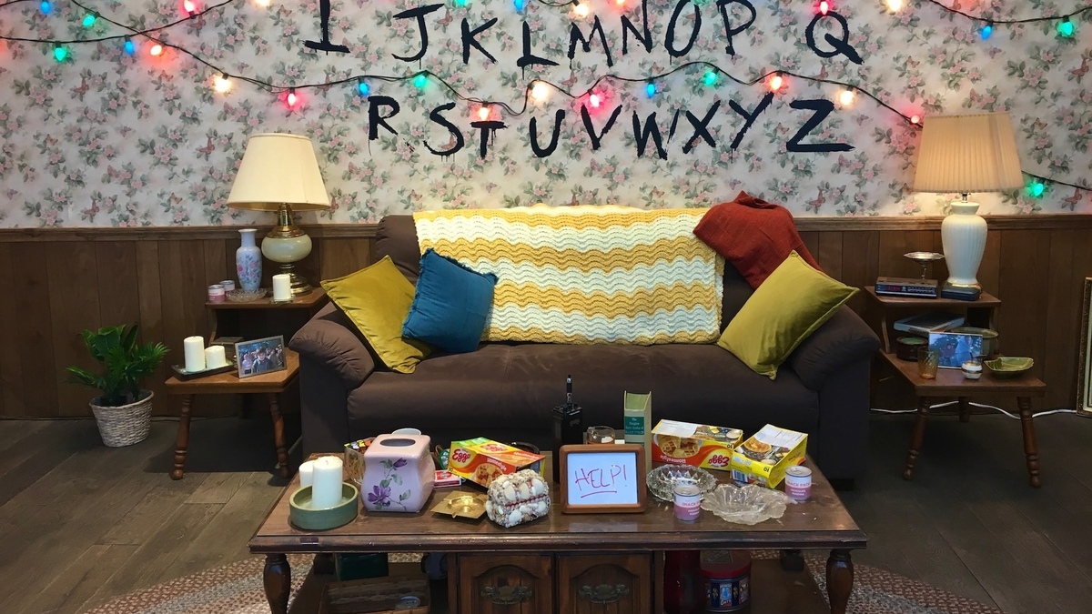 La série Stranger Things débarque à Bordeaux et ouvre son village ...