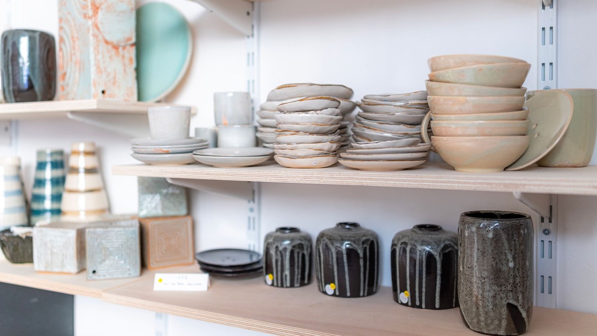 Classes and workshops for pottery throwing in this workshop-boutique in ...