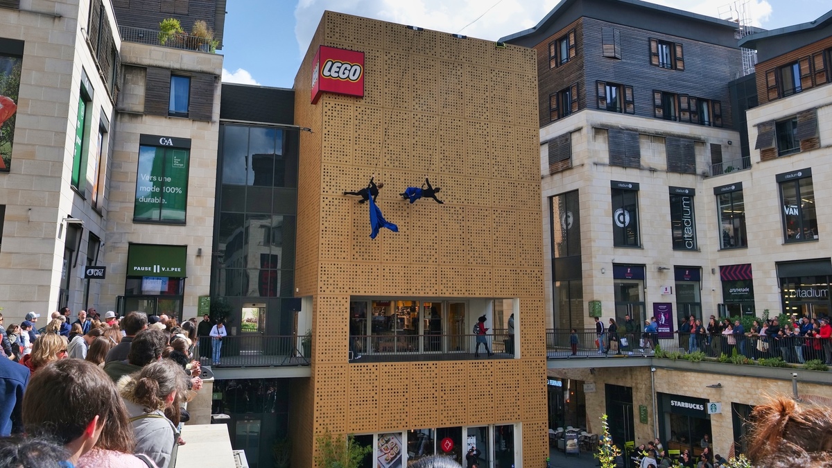 Zip lines, suspended dancers, DJ sets... Promenade Sainte-Catherine is ...