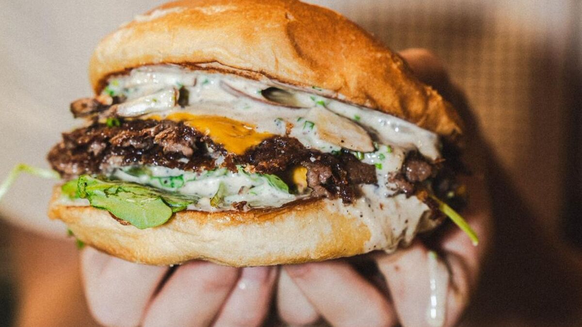 Oublie le burger classique, Avignon a son Baby Smash Burger | Le Bonbon