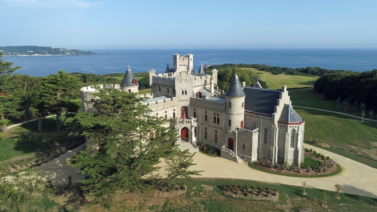 Facing the ocean, on the Basque coast, a mystical castle hosts escape ...