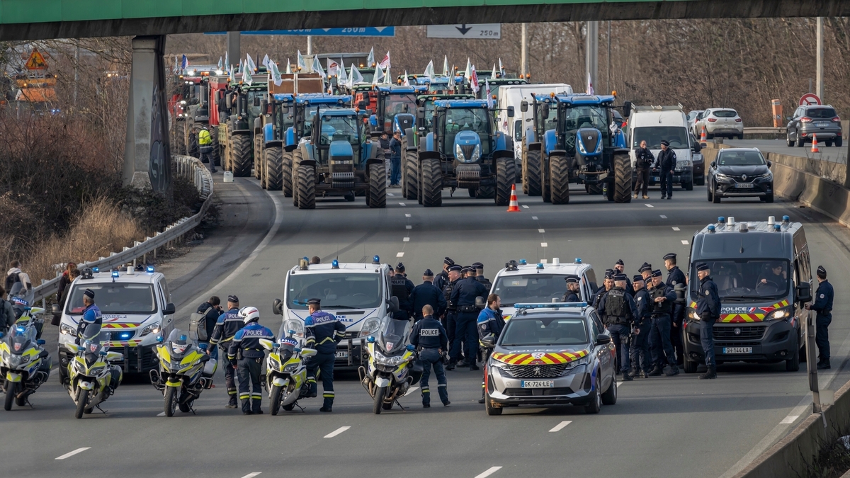Anger of farmers: tractors in Paris, pressure mounts on the government ...