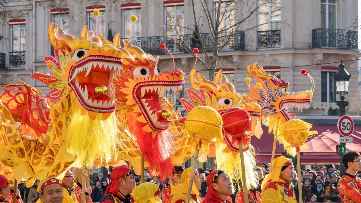 A huge parade on the Champs-Élysées for Chinese New Year! | Le Bonbon
