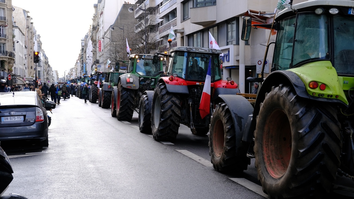 Angry farmers: hundreds of tractors on the Champs-Élysées | Le Bonbon